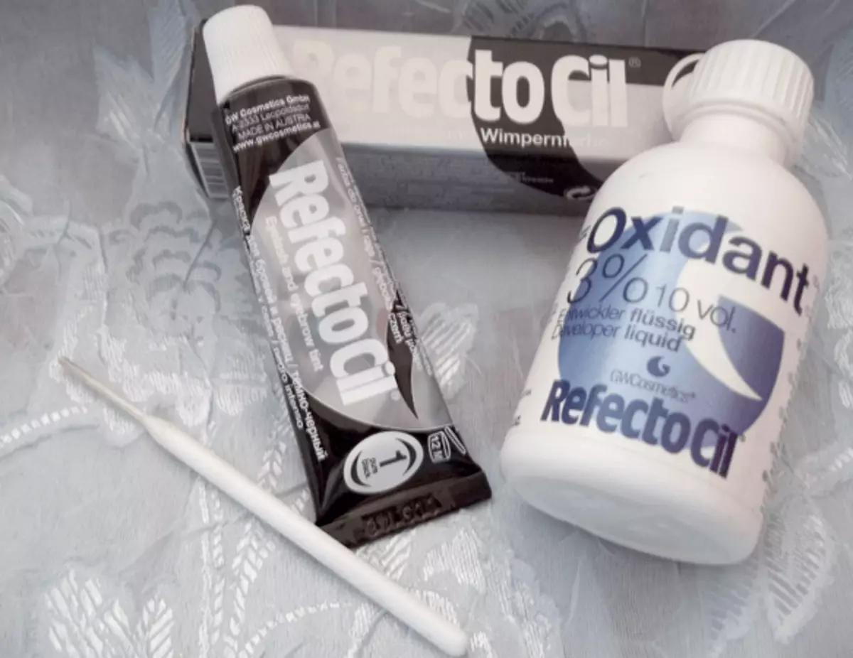 Tubo con pintura, caja, varita y frasco con agente oxidante.