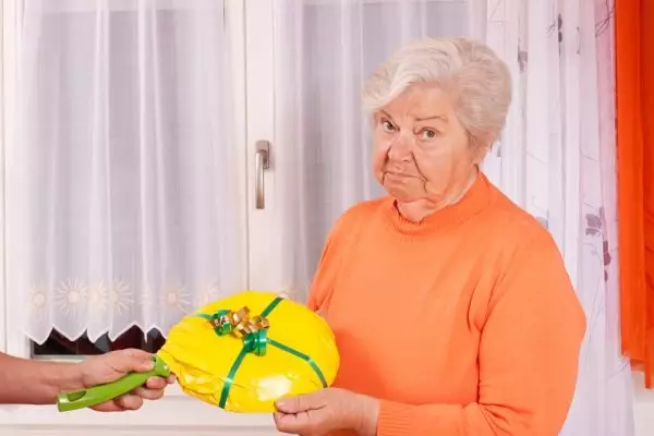 مادر بزرگ به یک اسکلت داد