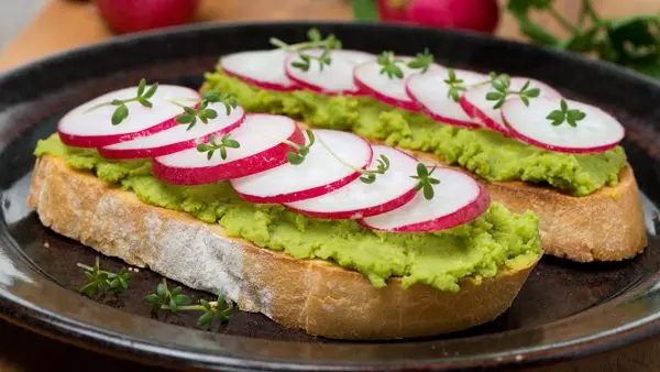 sandwiches ກັບມັນຕົ້ນ, mashed ຈາກ avocado ແລະ radish