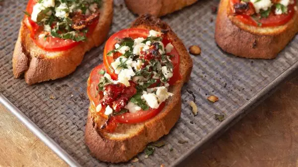 Pomidor va echki pishloqlari bilan tayyor sendvich