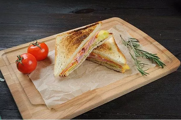 sandwiches ກຽມພ້ອມກັບ ham