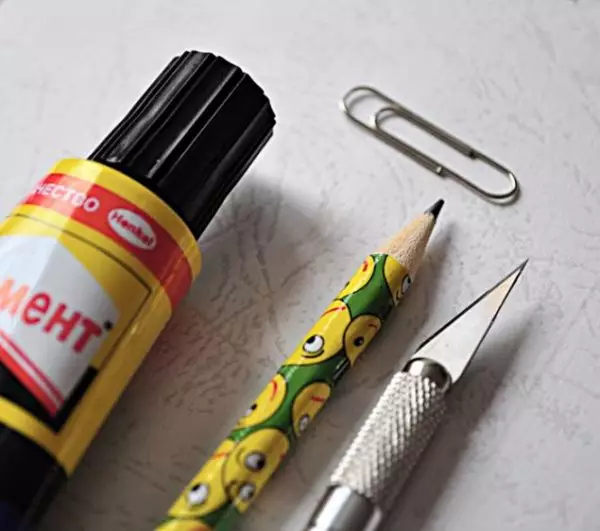 Clip, lipici, creion, cuțit de papetărie