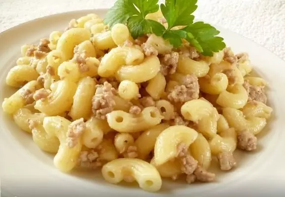 Pasta cae con carne picada e estofado: receitas paso a paso con fotos e vídeos