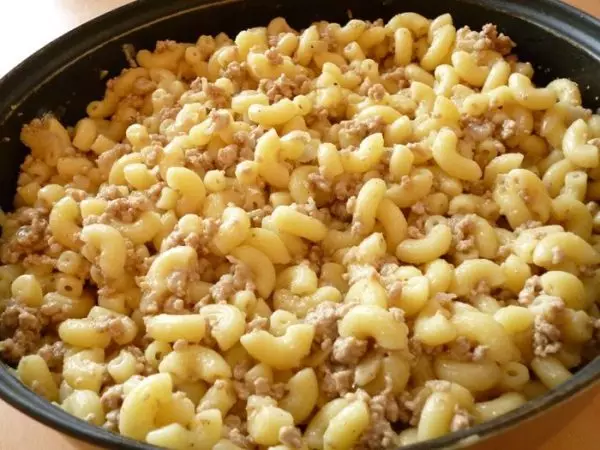 একটি ফ্রাইং প্যান মধ্যে minced মাংস সঙ্গে macaroni সঙ্গে macaroni