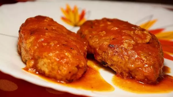 Sauce মধ্যে cutlets সঙ্গে প্লেট