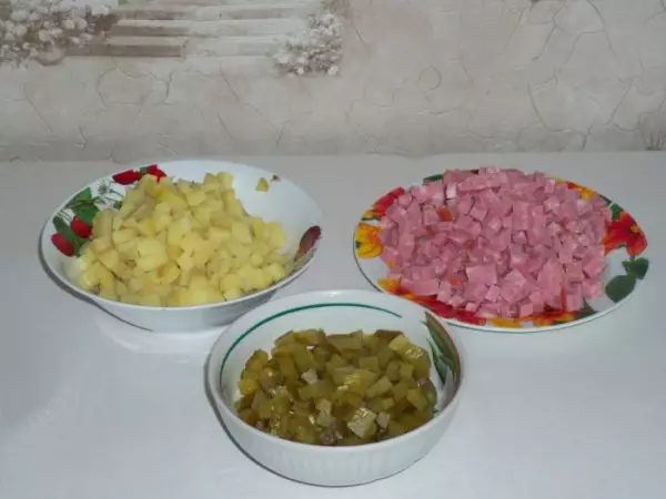 Нарязани краставици, шунка и варени картофи в отделни плочи