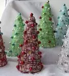 Weihnachtsbäume von Threads und Perlen