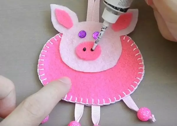 Drawing parts of the felt pigtail using acrylic paint