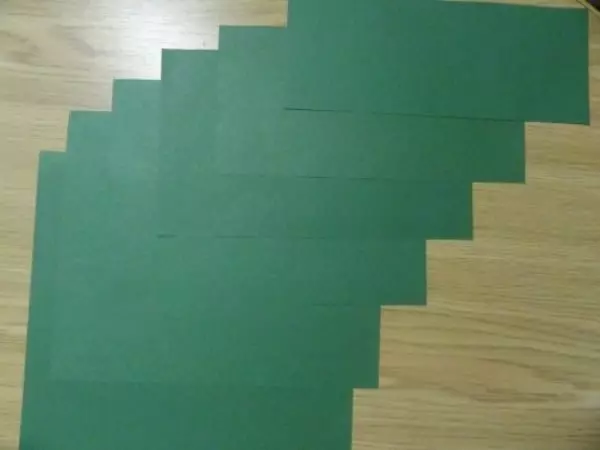 Yılbaşı kartpostal için kütükler yeşil kağıttan yapılmış
