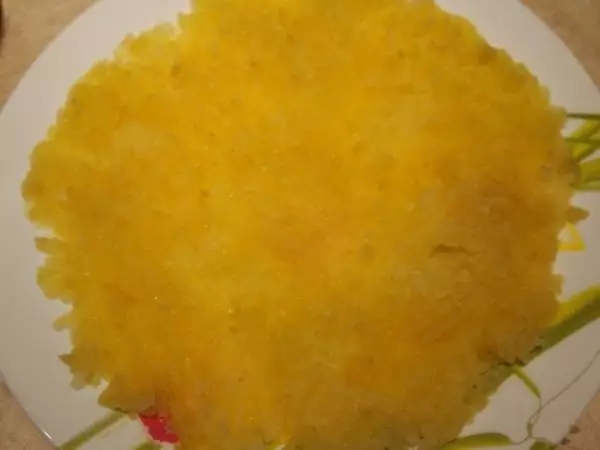 Бесен варен слој на компир на голема чинија