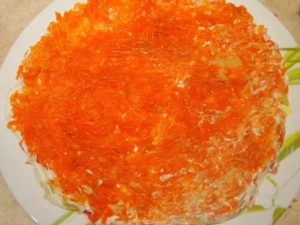 Kihara keitetyt porkkanat ja perunat suurella levyllä