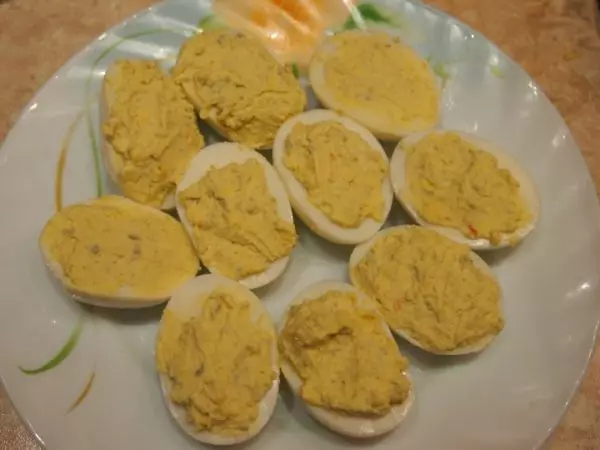 Nhồi trứng trắng trên đĩa