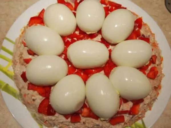 Halvor av kokta ägg på sallad