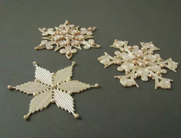 चिकणमाती पासून snowflakes