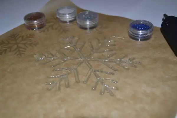 Snowflake fra lim på pergament
