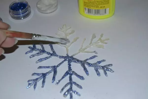 Dekorazzjoni ta 'Snowflakes mill-kolla