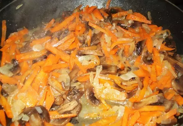 Zanahorias y cebollas en una sartén.