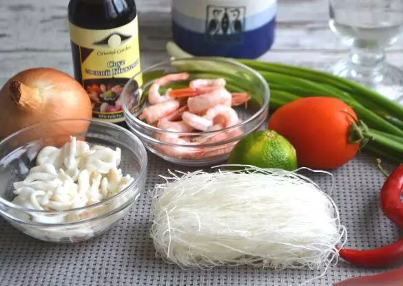 Продукти за тайландска салата с морски дарове на масата
