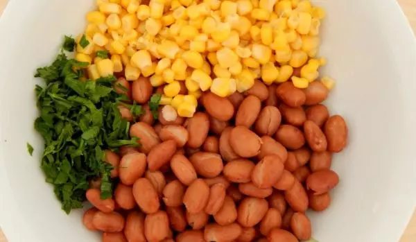 Консервирани зърна, царевица и нарязан пресен магданоз в купа
