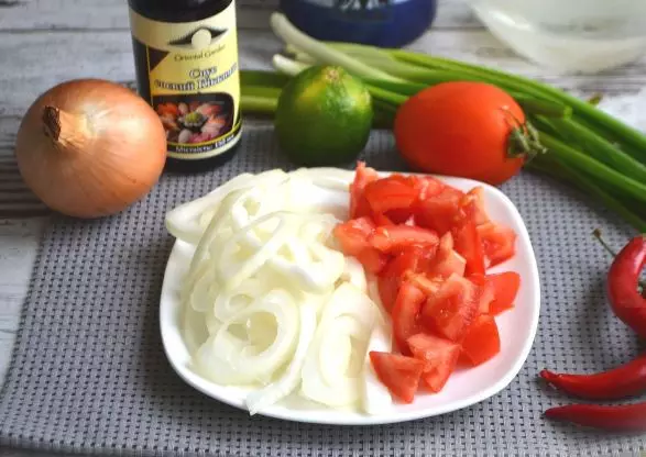 Нарязан лук и кубчета домат на плоча