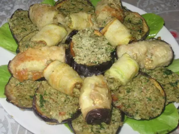 Rouleaux de viande et de légumes avec tireuse à l'ail et sauce aux noix