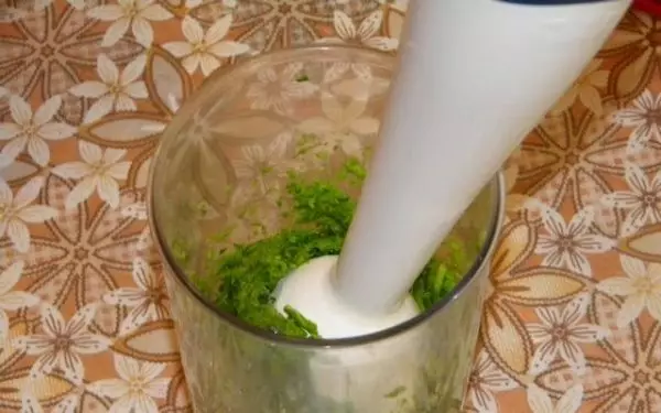 Grinder des flèches d'ail dans un mélangeur