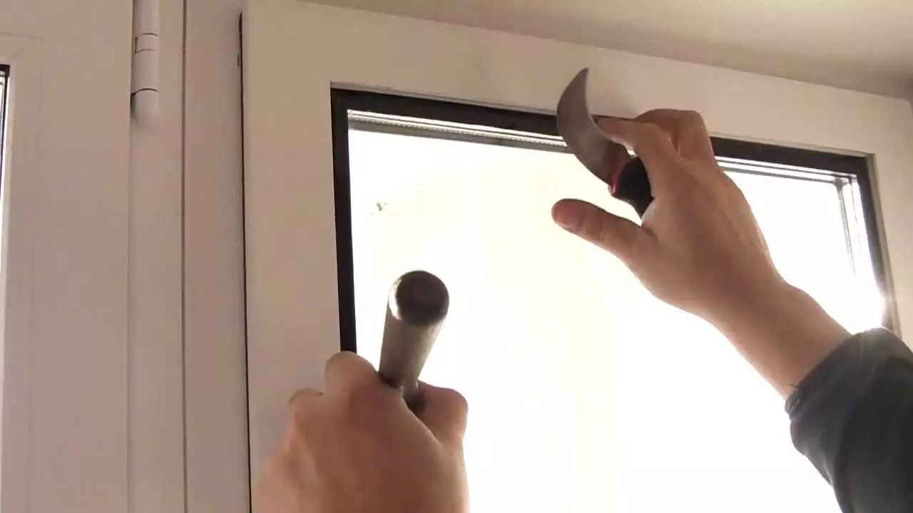 Como axustar a porta do balcón de plástico coas súas propias mans + vídeo
