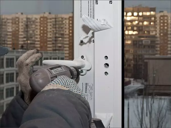 Adjusting the handle of a plastic balcony door