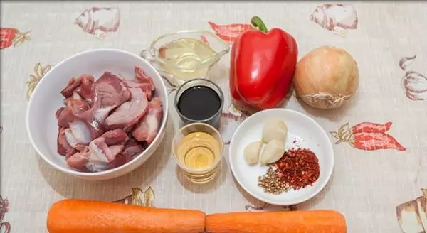 Produk memasak hoe dengan perut ayam di atas meja
