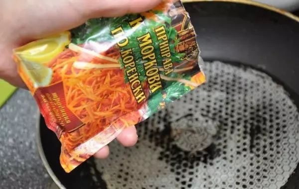 Större skott och påse med kryddor för morötter i koreanska i människans hand