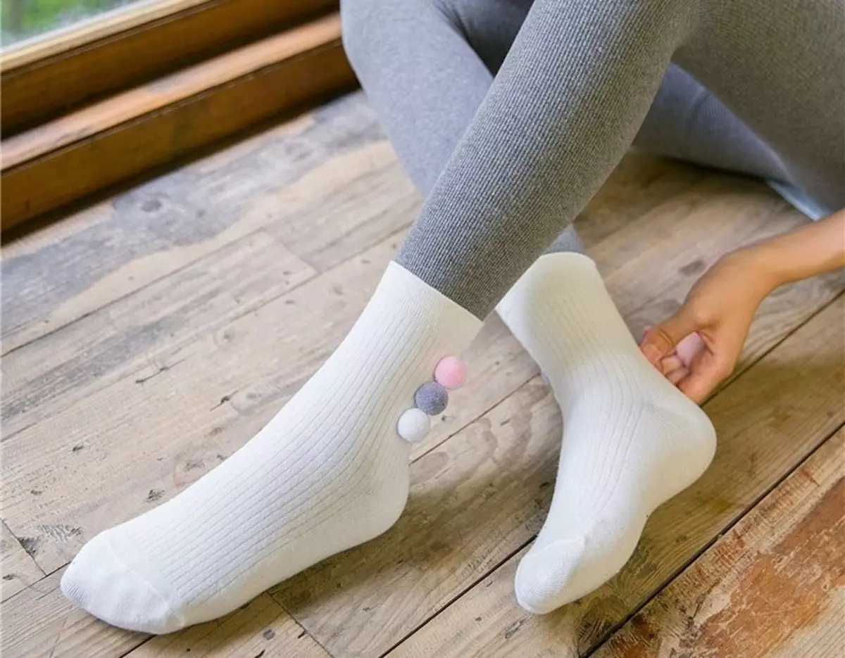 4 módja annak, hogy mossa le a fehér zokni szoláris foltok szennyeződését