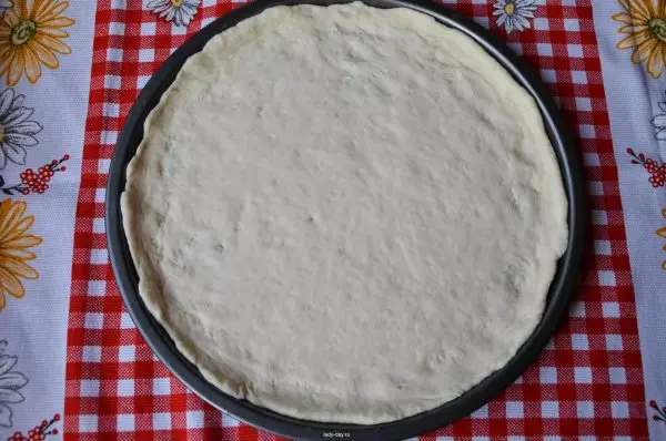 Gâteau de pâte de kéfir sur la pizza