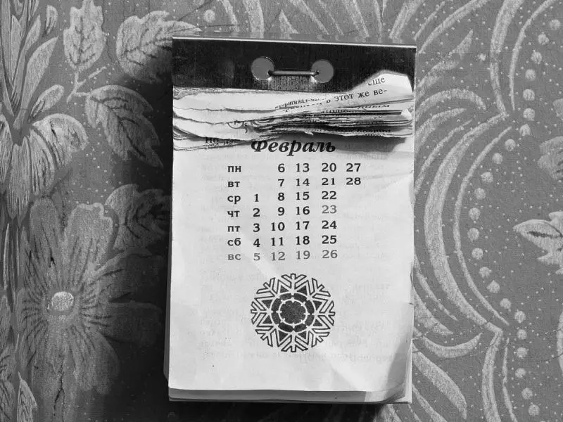 Mengapa tidak dapat menyimpan kalender lama di rumah - tanda-tanda