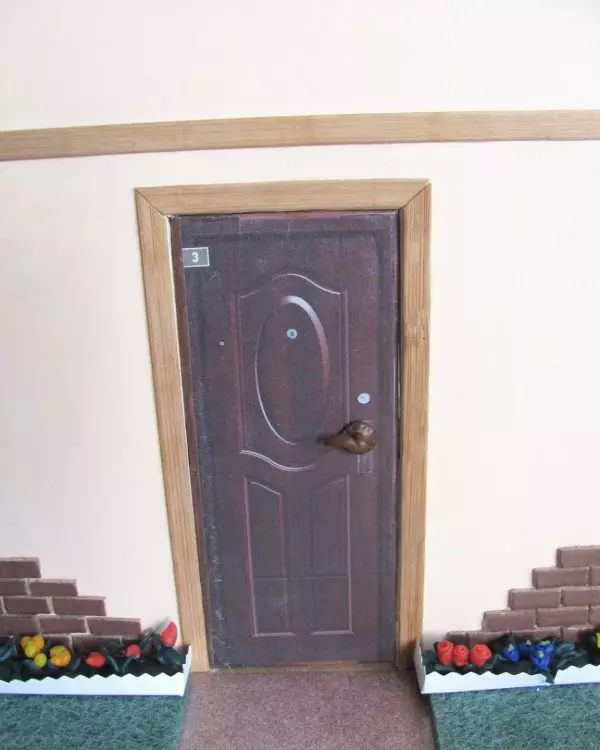 двері будиночка