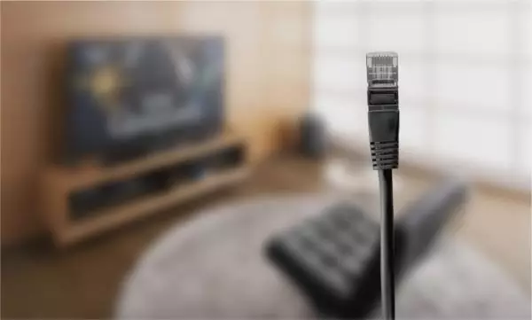 Podłączenie przewodowe przez kabel HDMI