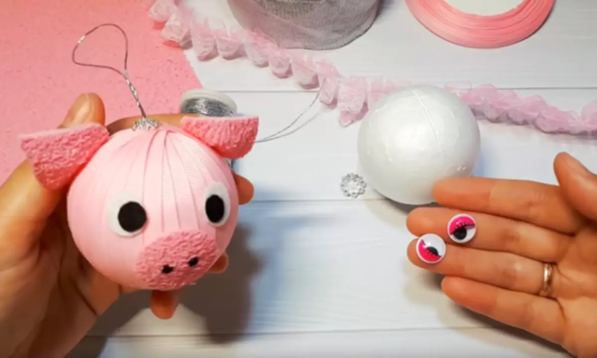 製作豬玩具的材料：眼睛，泡沫球和其他