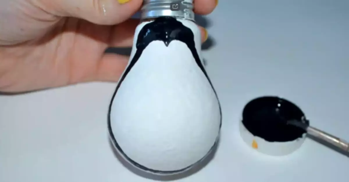 Comment faire un pingouin de l'ampoule: étape 1