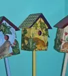 पेंट केलेले पक्षी असलेले पक्षी