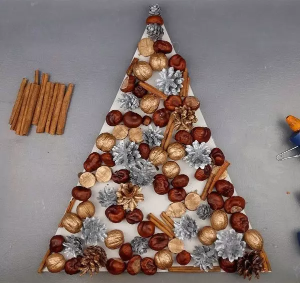 Ev yapımı Noel ağacı için doğal malzemelerle boş karton