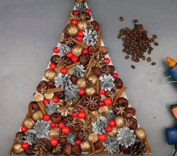 Trikotni gredic za božično drevo z naravnimi materiali in velikimi rdečimi kroglicami