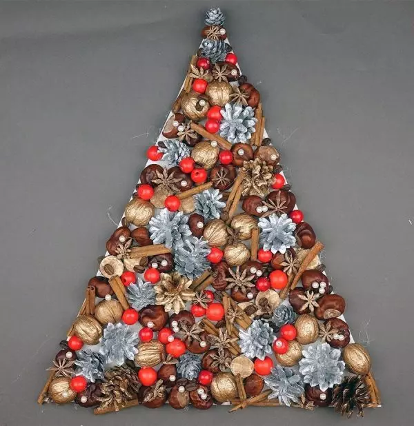 大きな赤と小さな白いビーズを持つ天然素材からのクリスマスツリーのための空白
