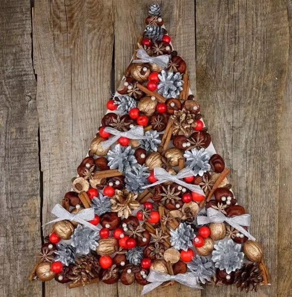 Boncuk ve bant yay ile doğal malzemelerin ev yapımı Noel ağacı