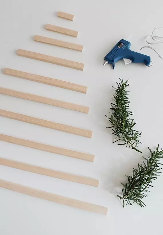 Billets de fusta per a arbre de Nadal, branques de romaní i pistola adhesiva