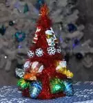 नए साल के टिनसेल और कैंडी से क्रिसमस का पेड़