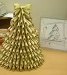 黄金のスプレーで覆われているパスタクリスマスツリー