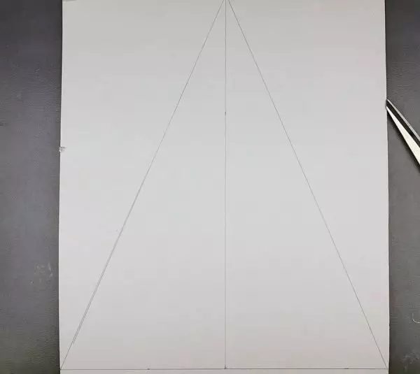 ایک پنسل مثلث کے ساتھ گتے کی شیٹ