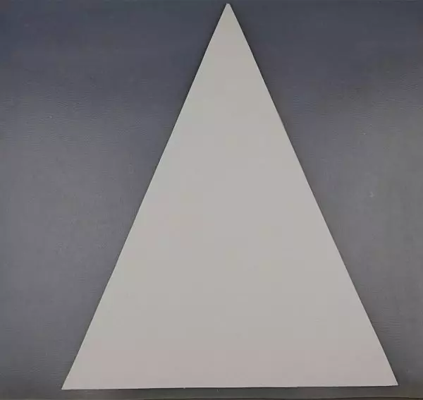 白い厚紙の等しい三角形