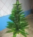 Yeşil plastik şişeler Noel ağacı
