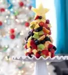 شجرة عيد الميلاد من قطع من الفاكهة والتوت والجبن
