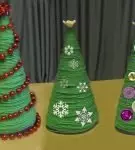 कार्डबोर्ड आणि वूलीन थ्रेड पासून ख्रिसमस झाडे
